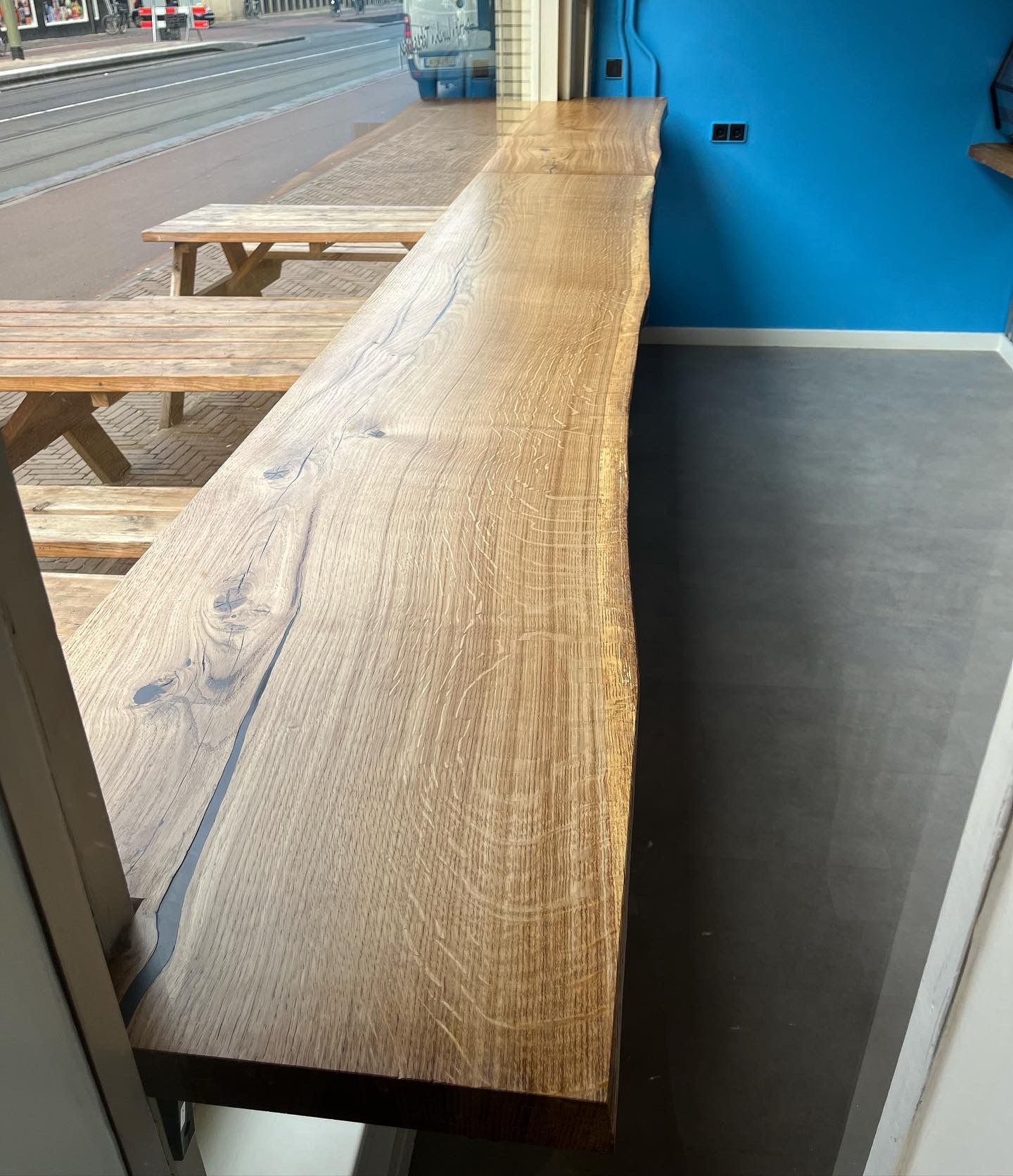 Eiken barbladen met zwarte epoxy – Hout & Staal