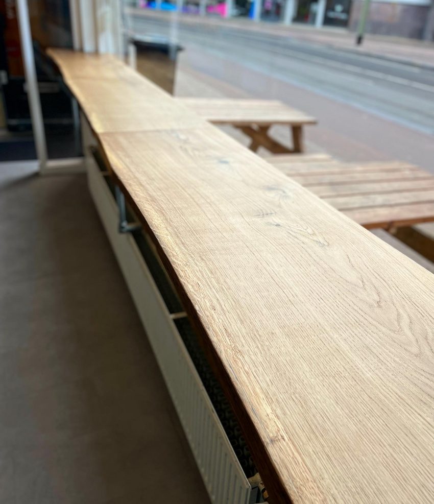 Eiken barbladen met zwarte epoxy – Hout & Staal